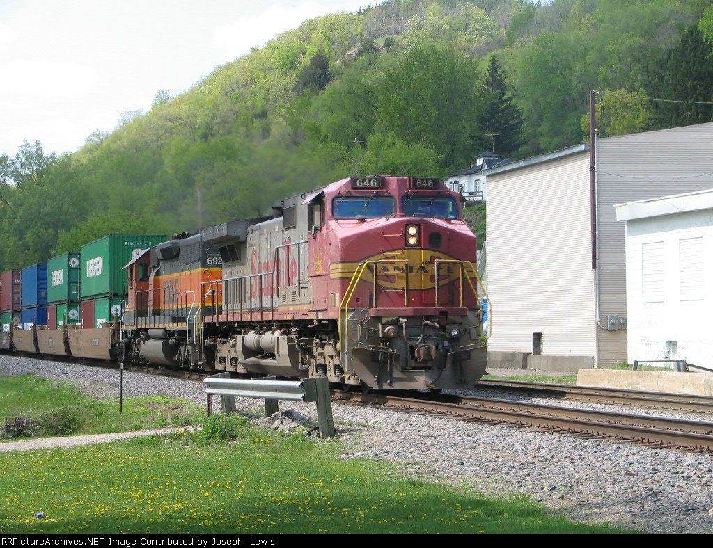 BNSF 646 leads EB Stack train.